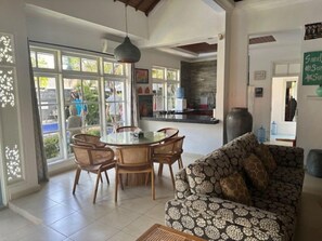 Villa Deluxe, 3 quartos | Cozinha privada | Um frigorífico, um micro-ondas, um forno, uma placa de cozinha 