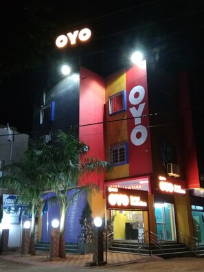 Fachada da propriedade à noite