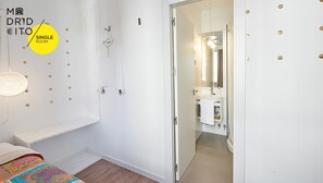 Quarto Individual | Casa de banho | Um polibã, artigos de higiene pessoal grátis, um secador de cabelo