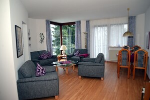 Apartamento (Orenberg) | Sala de estar | TV de ecrã plano