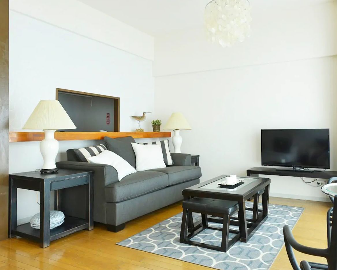 Quarto Triplo Deluxe, vista para o mar (Winbell Room 311) | Sala de estar | TV de ecrã plano 