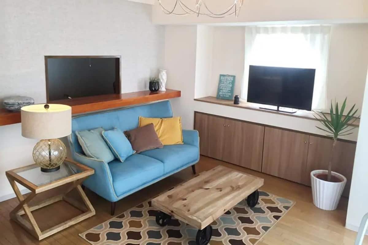 Quarto Triplo Deluxe, vista para o mar (Winbell Room 209) | Sala de estar | TV de ecrã plano