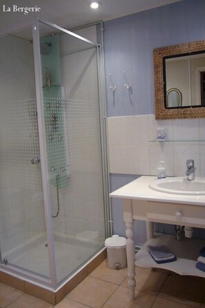 Suíte família (La Bergerie) | Banheiro | Chuveiro, produtos de toalete grátis, secador de cabelo 