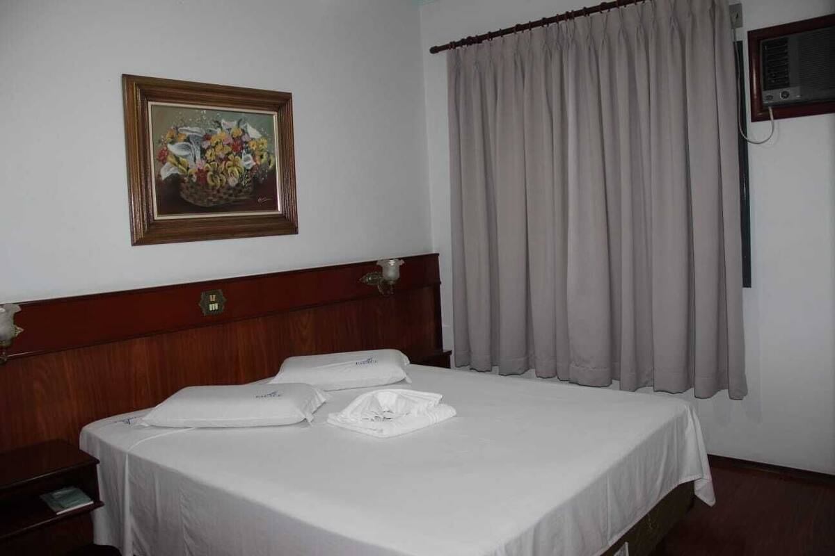 Quarto luxo, 1 cama de casal | 1 quarto, roupas de cama antialérgicas, frigobar, escrivaninha