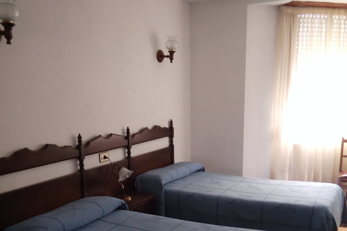 Quarto Duplo | Cortinas/cortinados opacos, berços/camas para crianças grátis 