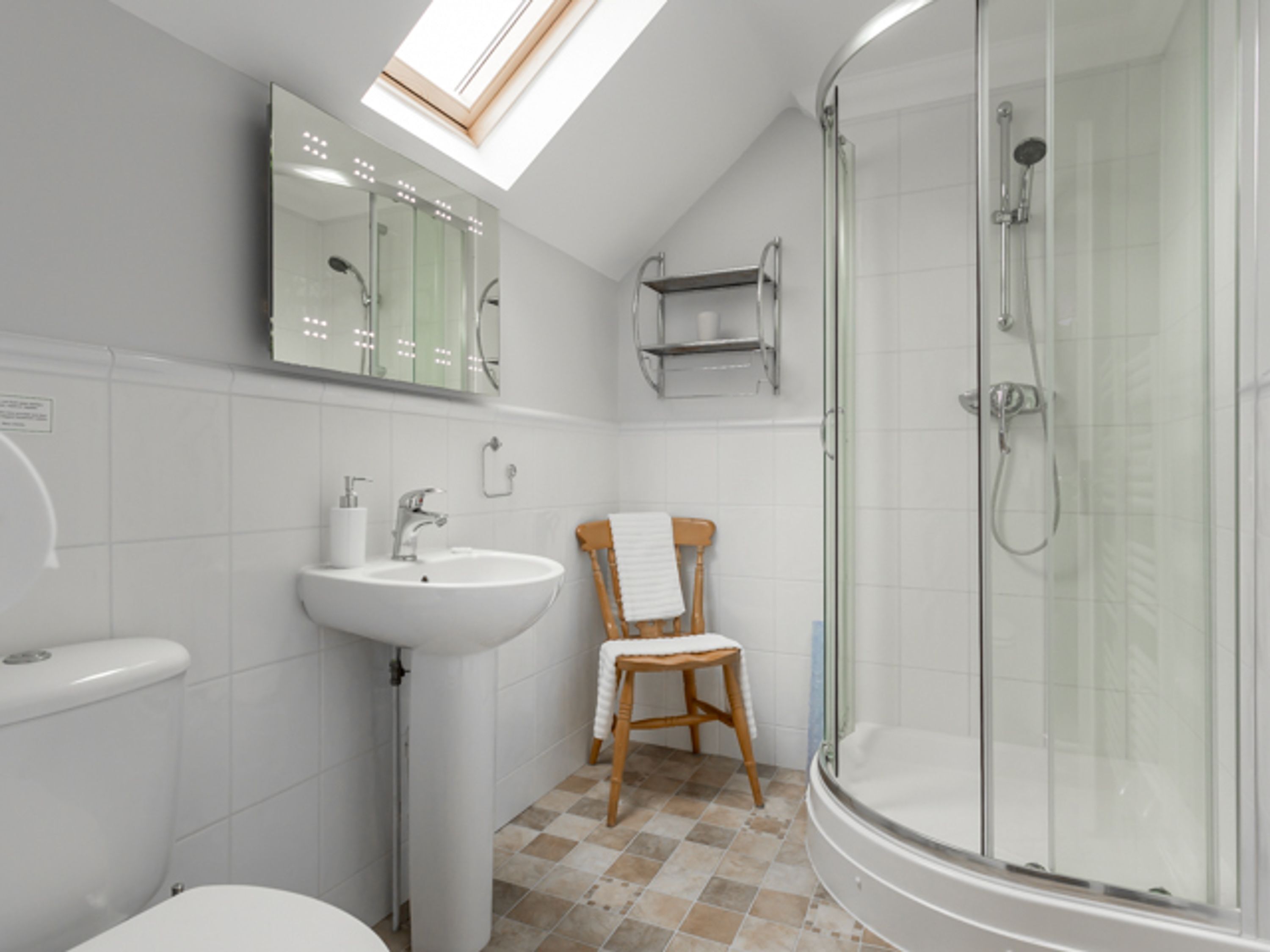 Secador de cabelo, toalhas de banho