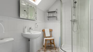 Secador de cabelo, toalhas de banho