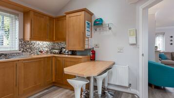 Geladeira grande, micro-ondas, fogão, cooktop