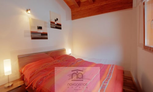 Hermoso Chalet Nuevo Con 4 Dormitorios, Un Jacuzzi Y Una Sala De Vapor. - Alpes
