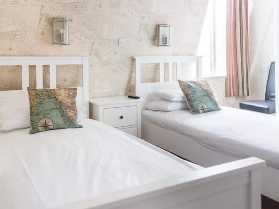 Quarto Twin Standard, casa de banho privativa (Across the corridor) | 1 quarto, Wi-fi