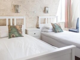 Quarto duplo standard, banheiro privativo (Across the corridor) | 1 quarto, Wi-Fi