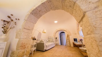 Apartamento, 1 quarto | Sala de estar | Televisor de ecrã plano de 30 polegadas com canais por cabo