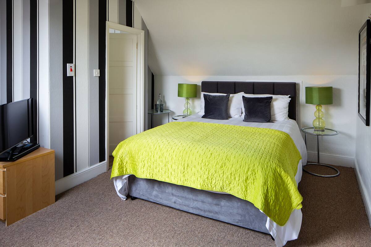 Superior King Size (Room 7) | Roupas de cama de algodão egípcio, roupas de cama premium, escrivaninha