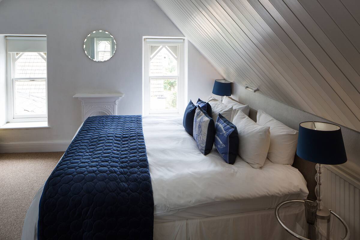 Superior Super King Size, Sea View (Room 8) | Roupas de cama de algodão egípcio, roupas de cama premium, escrivaninha