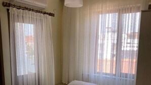 1 quarto, cofre no quarto, secretária, berços/camas para crianças
