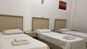 1 quarto, cofre no quarto, secretária, berços/camas para crianças