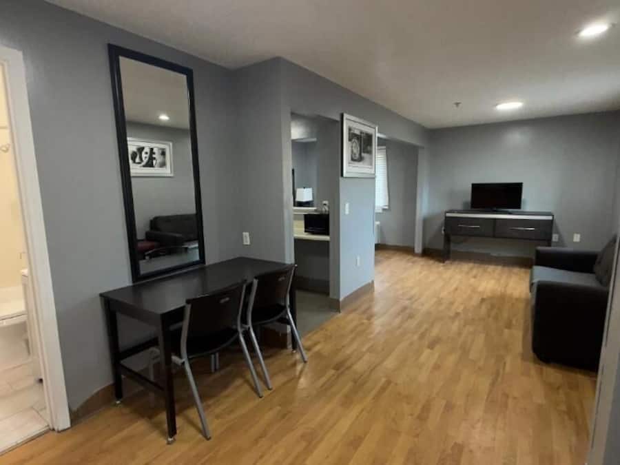 Televisor de ecrã plano de 40 polegadas com canais de TV premium