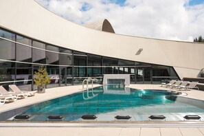 8 piscinas internas, piscina externa, guarda-sóis, espreguiçadeiras