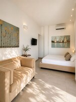 Suite-Estúdio Clássica, varanda (Diorite) | Cofre no quarto, cortinas/cortinados opacos, quartos insonorizados 