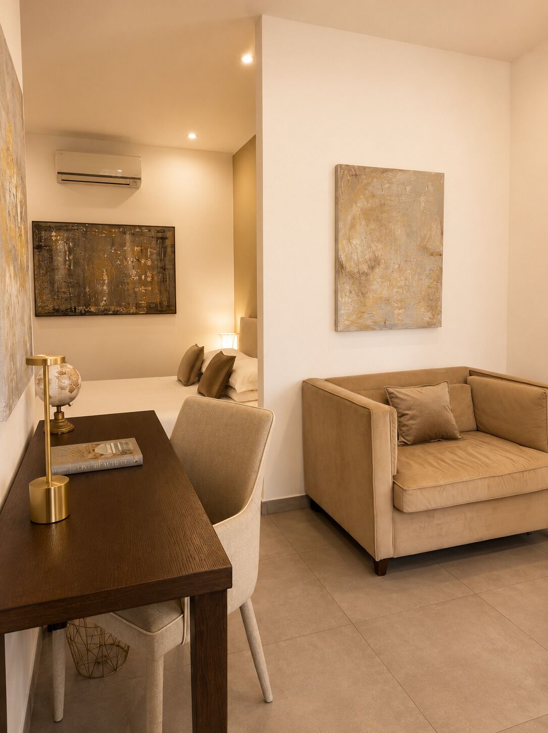 Uma sala de estar moderna com um sofá, uma mesa de centro e um abajur.