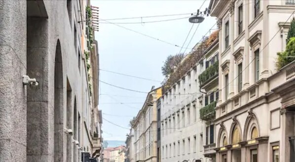 Uma rua estreita flanqueada por edifícios históricos, com varandas e arquitetura tradicional.