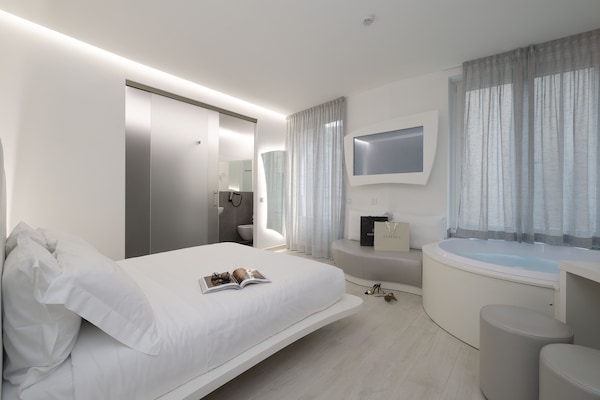 Quarto Superior, banheira de hidromassagem | Minibar, cofre no quarto, com decoração personalizada