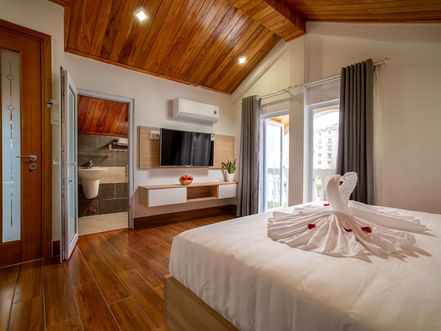 Quarto Signature, varanda | Roupa de alta qualidade, minibar, secretária, Wi-fi grátis
