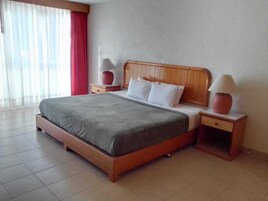 Quarto Superior, 1 cama king-size | Edredões de penas, secretária adequada para computadores portáteis 