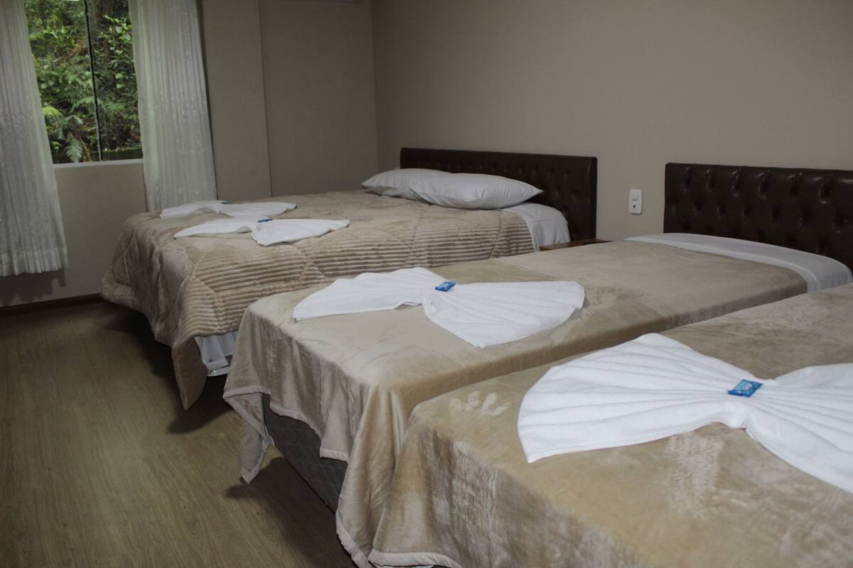 Quarto Quádruplo Comfort | Wi-fi grátis, roupa de cama fornecida