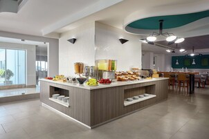 Café da manhã com buffet diário (USD 15.00 por pessoa) 