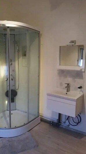 Apartamento, 1 quarto, terraço | Duche na casa de banho