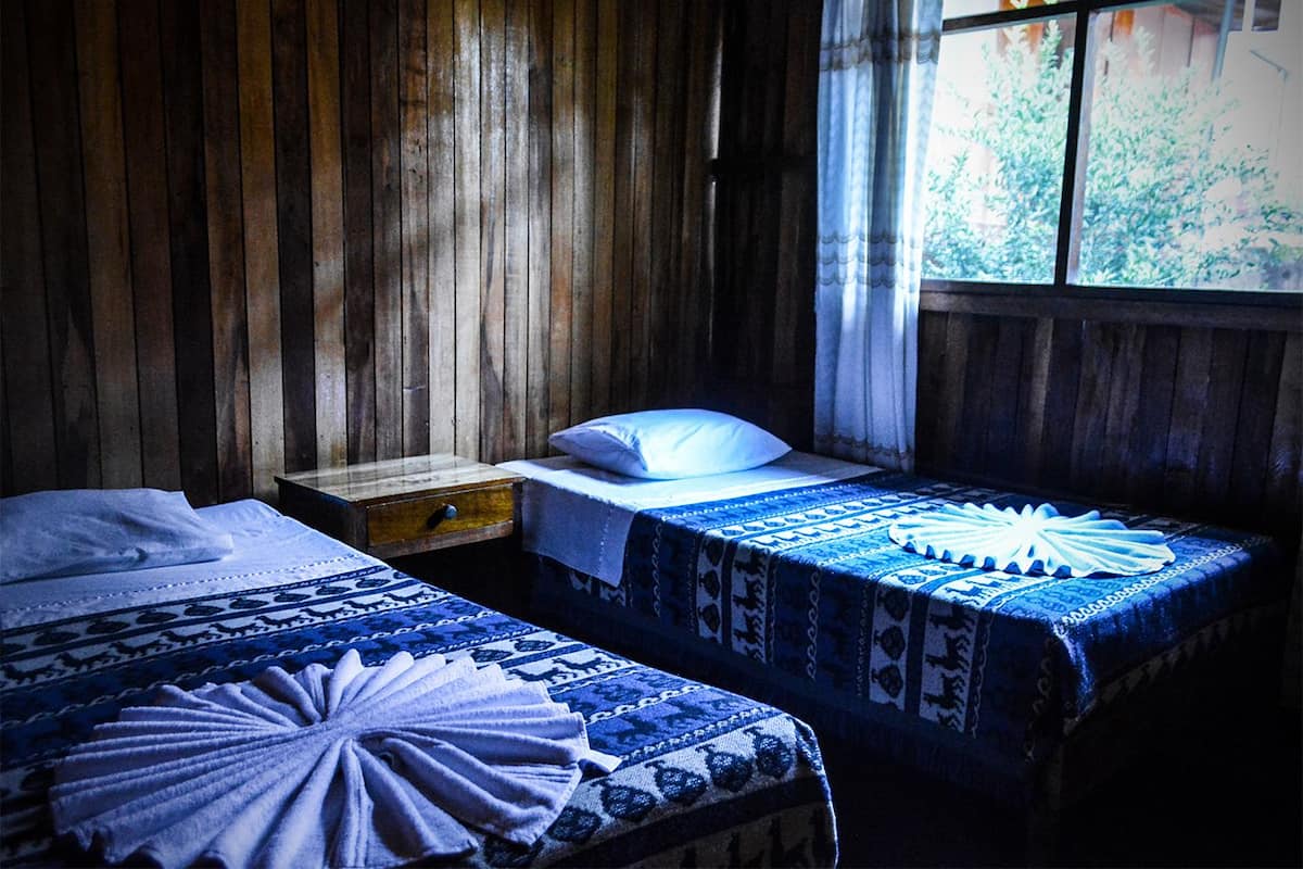 Quarto casal básico, 2 camas de solteiro, banheiro compartilhado | Roupa de cama