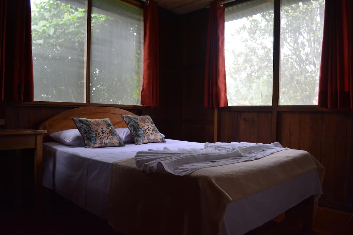 Quarto casal básico, banheiro privativo | Roupa de cama