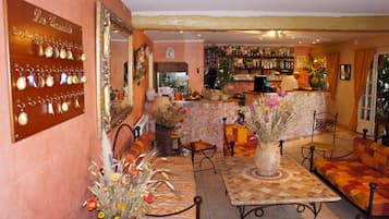 Café da manhã, almoço e jantar; culinária local