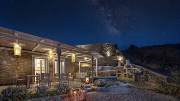 Fachada do alojamento (tarde/noite)