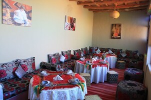 2 restaurantes, com serviço de café da manhã e almoço; culinária local