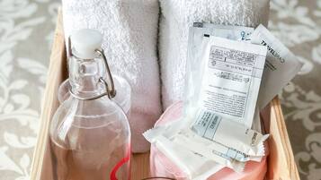 Um polibã, um secador de cabelo, toalhas fornecidas, sabão