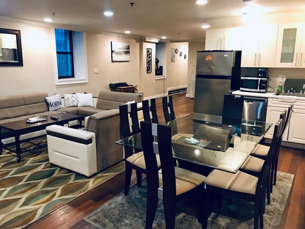 Spacious 4br\/2ba With Private Backyard Near Central Park West - Edgewater