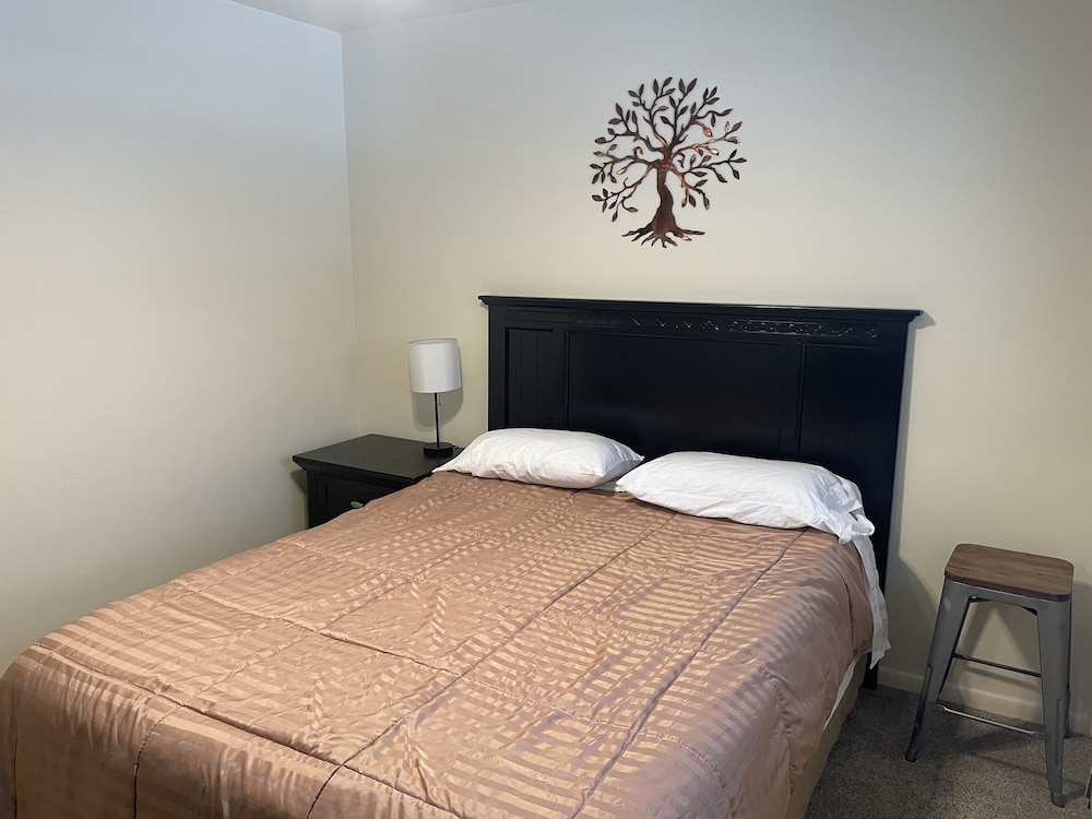Spacious Family Getaway Walking Distance To Downtown Green Lake - Green Lake, WI