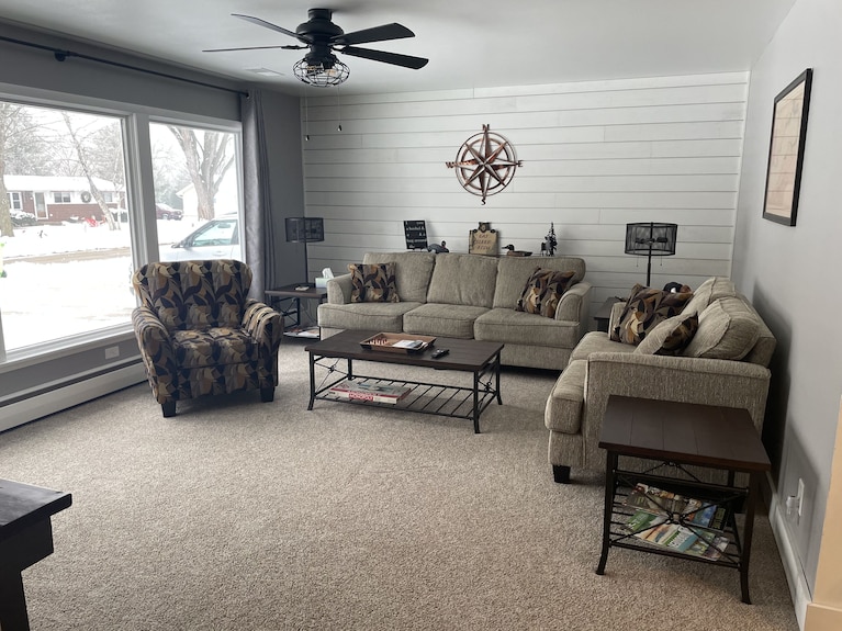 Spacious Family Getaway Walking Distance To Downtown Green Lake - Green Lake, WI