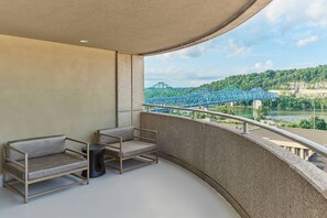 Roupa de alta qualidade, cofre no quarto, secretária 