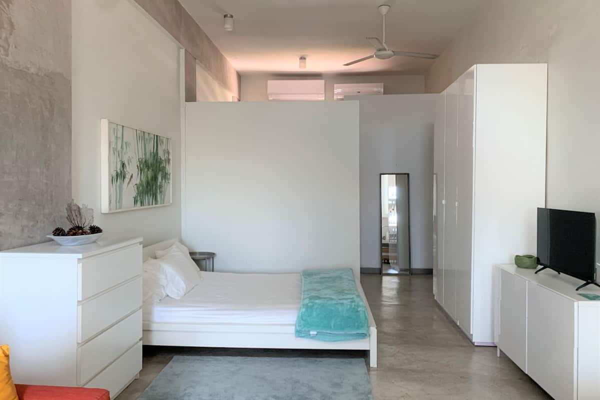 Estúdio Empresarial | Roupa hipoalergénica, camas de colchão pillowtop, quartos insonorizados