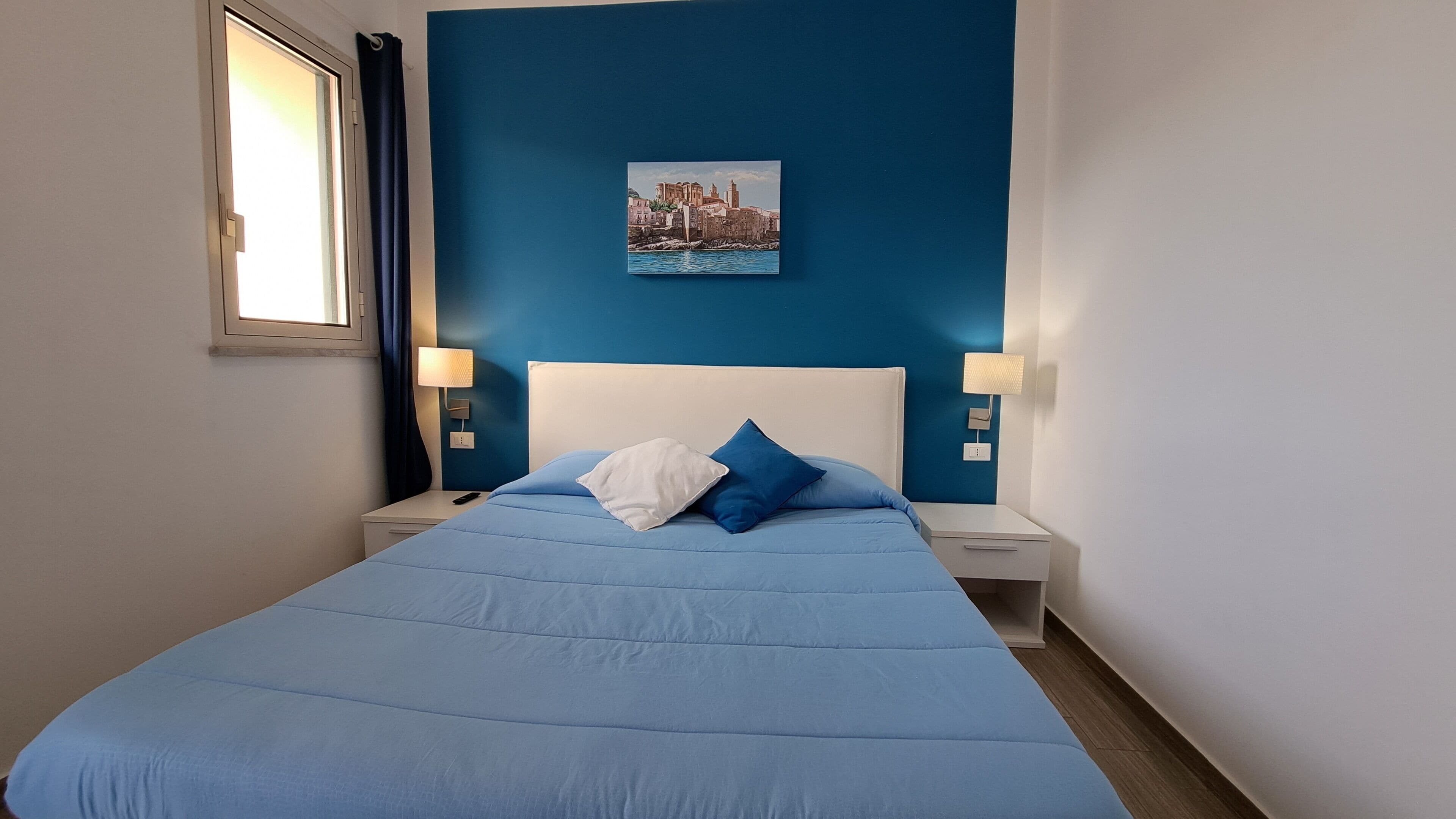 Quarto família, várias camas, vista parcial para o mar | Cortinas blackout, Wi-Fi de cortesia, roupa de cama