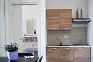 Quarto Familiar, várias camas, vista parcial para o mar | Kitchenette privada