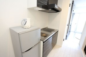 Geladeira grande, micro-ondas, cooktop
