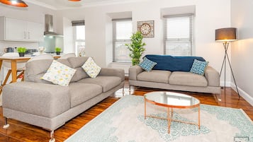 Apartamento Básico, 1 cama de casal | Sala de estar | TV de ecrã plano