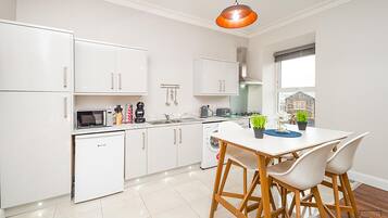 Apartamento Básico, 1 cama de casal | Cozinha partilhada | Um frigorífico, um micro-ondas, um forno, uma placa de cozinha