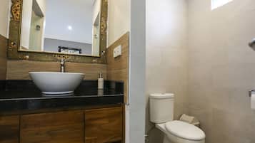 Um polibã, artigos de higiene pessoal grátis, um secador de cabelo