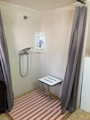 Vila família, 3 quartos, vista para o mar | Banheiro | Chuveiro, produtos de toalete grátis, secador de cabelo 