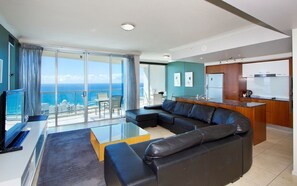 Apartamento, 3 quartos, 2 banheiros | Área de estar | TV de tela plana